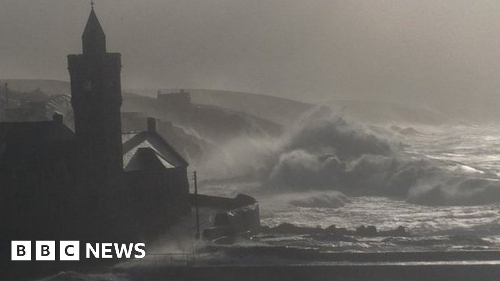 Storm Eunice: Major incident declared in Cornwall - BBC News