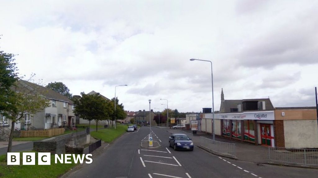 Boy injured after being attacked by gang in Fauldhouse - BBC News