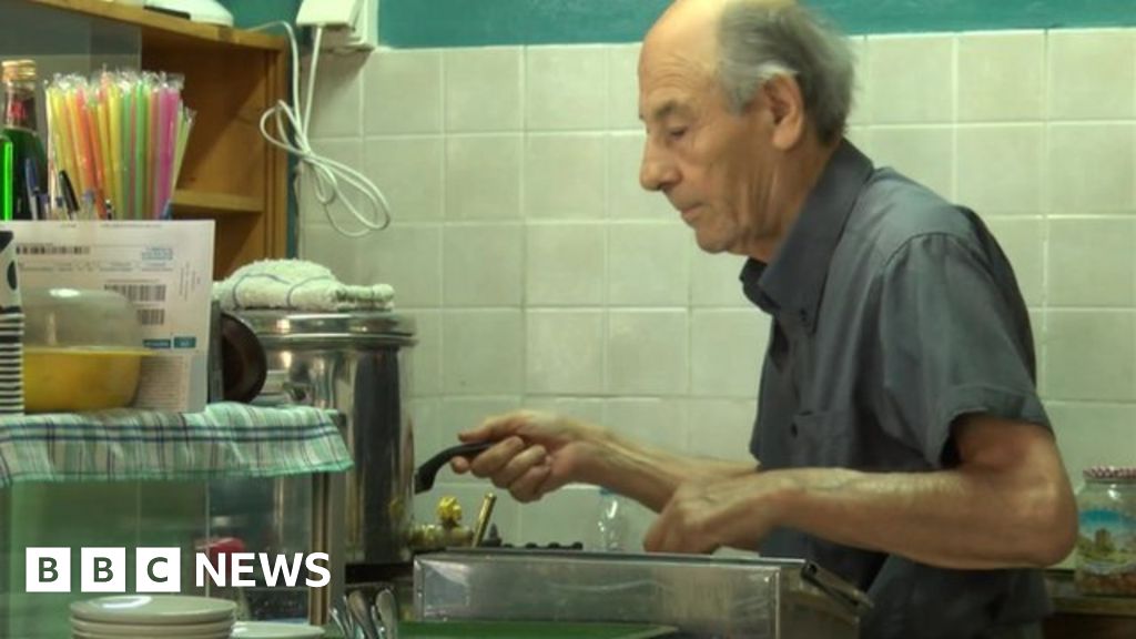 Greece crisis: Yes and No 'both bad options' - BBC News