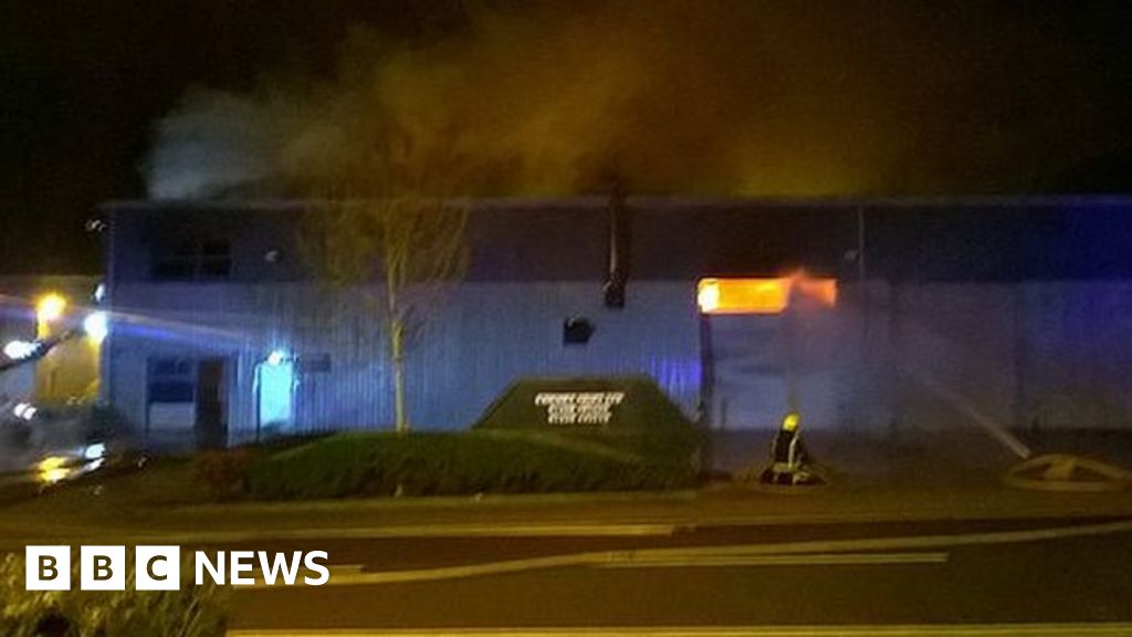 Milton Keynes factory fire causes 'severe' damage - BBC News