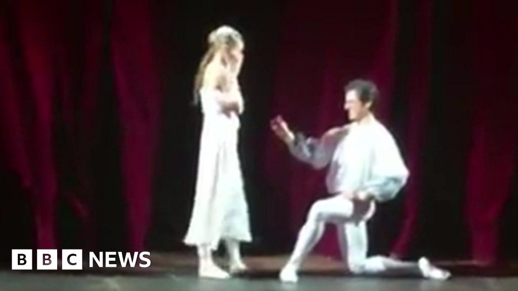 Ballet dancer playing Romeo proposes to real-life Juliet - BBC News