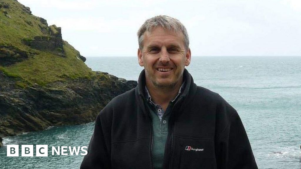 Steve Moir: Cyclist killed in head-on Cambridge busway crash - BBC News