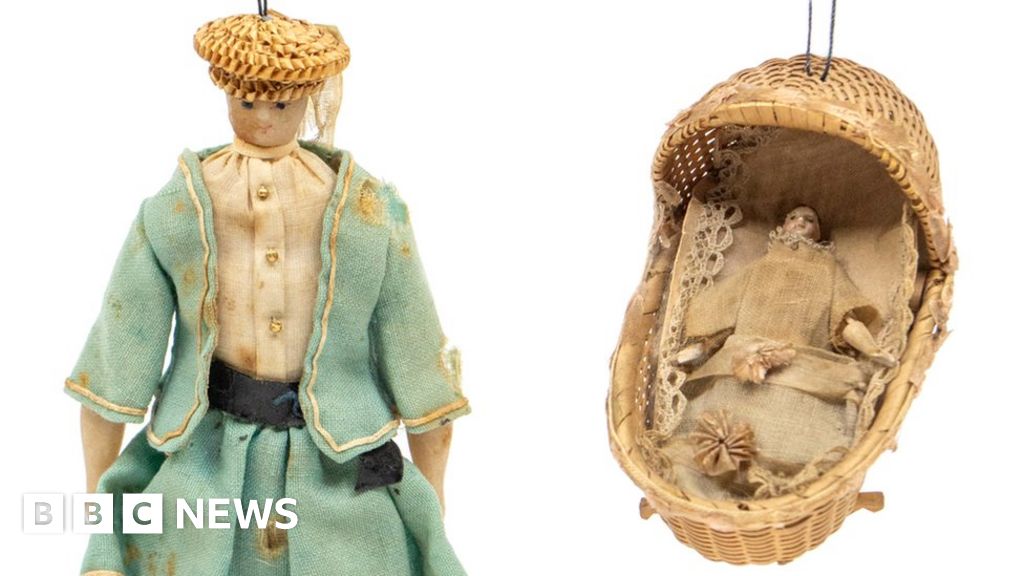 Queen Victoria's Christmas tree decorations sold at auction