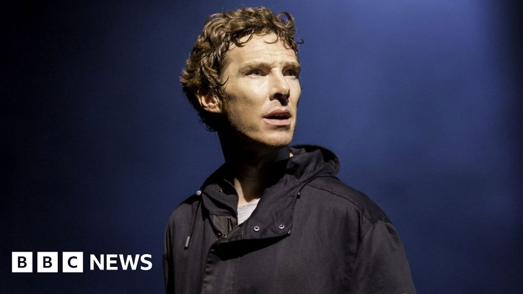 Benedict Cumberbatch 'magnificent' as Hamlet - BBC News
