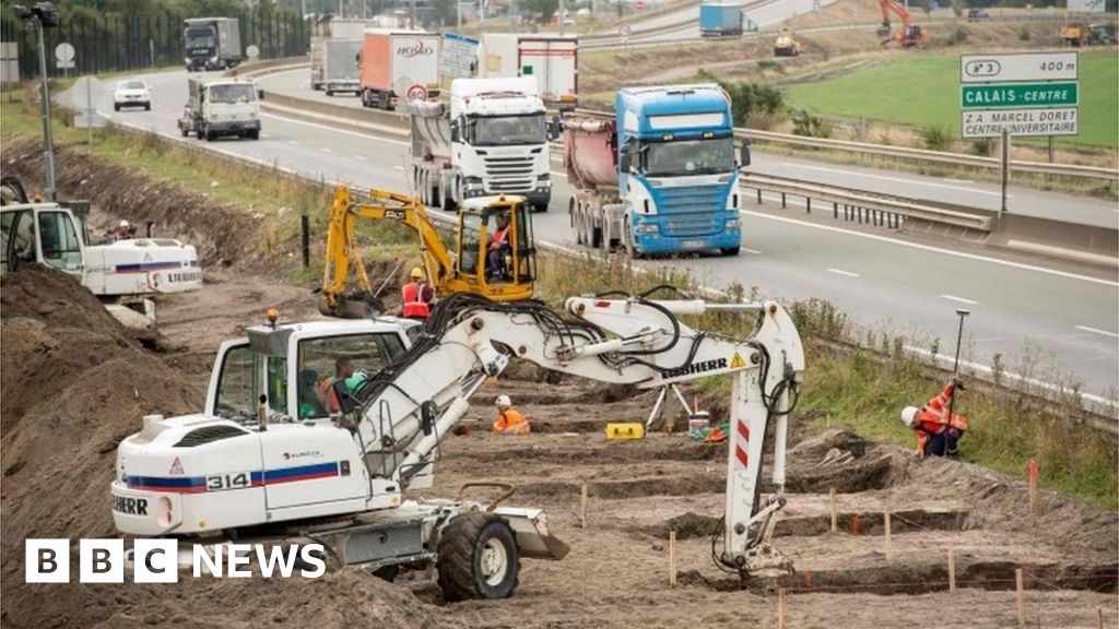 Calais migrants: Work begins on UK-funded border wall - BBC News
