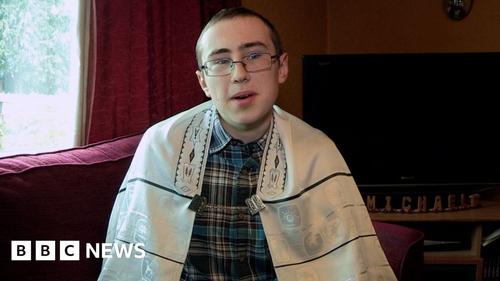 Growing up in Northern Ireland's tiny Jewish community - BBC News