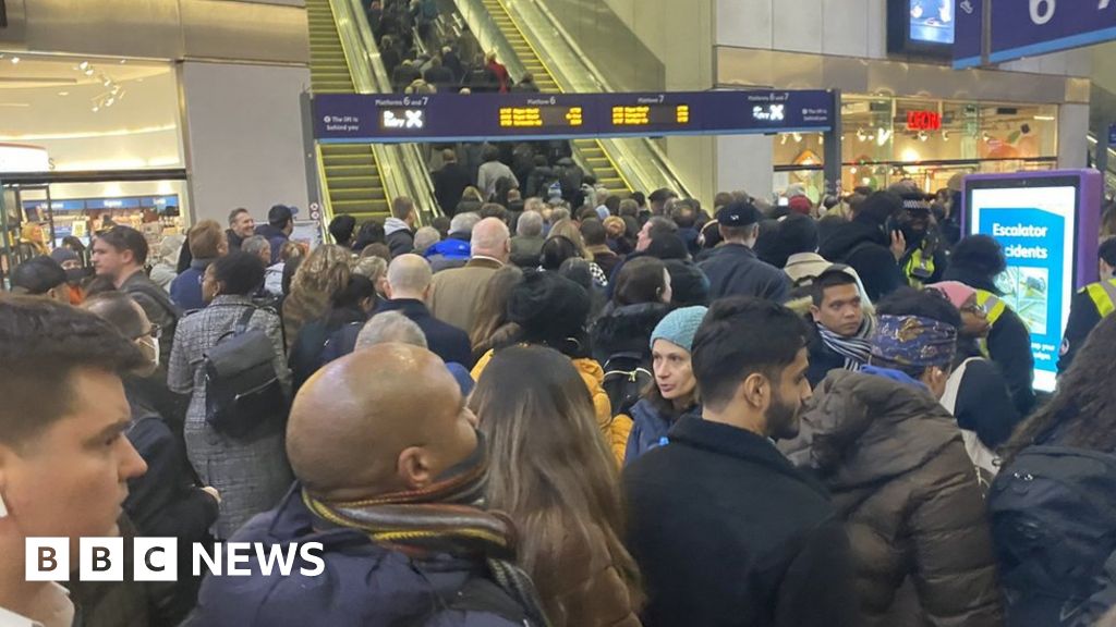 'Dangerous' overcrowding for commuters at London Bridge - BBC News