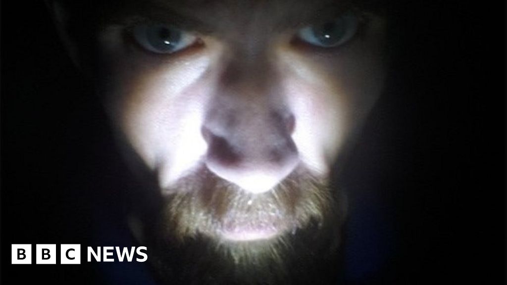 Matthew Glynn admits making bombs in Bristol home - BBC News