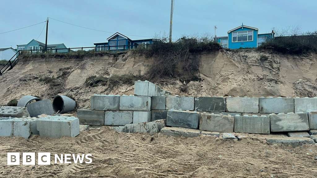 Hemsby: 'Unsafe' sea defences block demolition access - BBC News