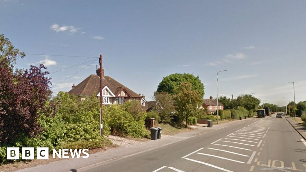 Four men pose as police to burgle house in Thatcham - BBC News