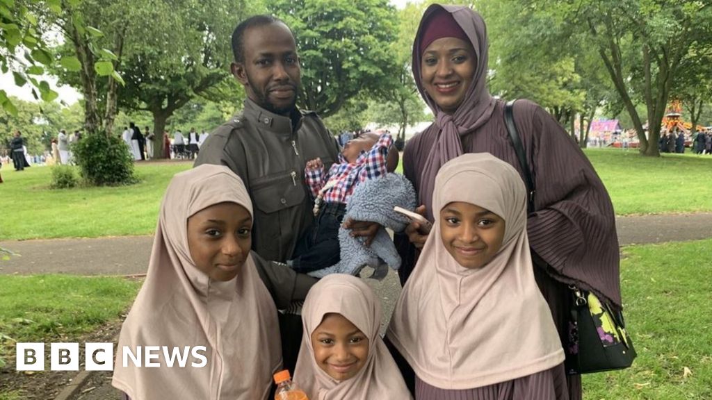 Thousands gather in parks to celebrate Eid - BBC News