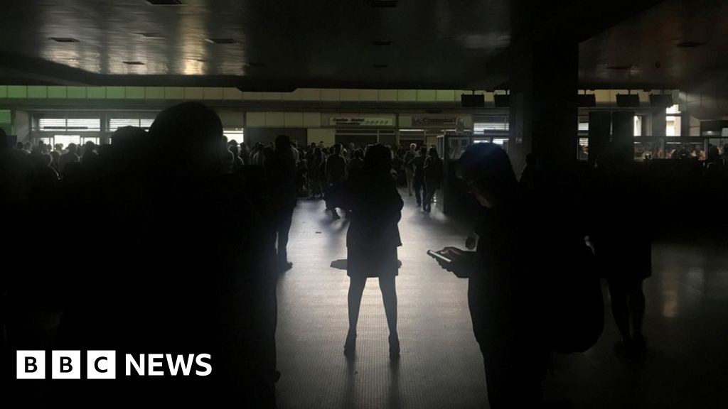 Venezuela crisis: Fresh power cuts black out Caracas - BBC News