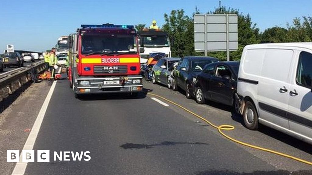 A14 Histon seven-vehicle crash injures five - BBC News