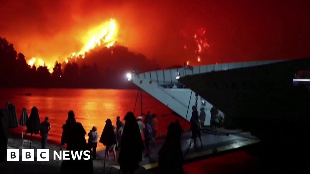 Greece fires: Hundreds rescued by coastguard
