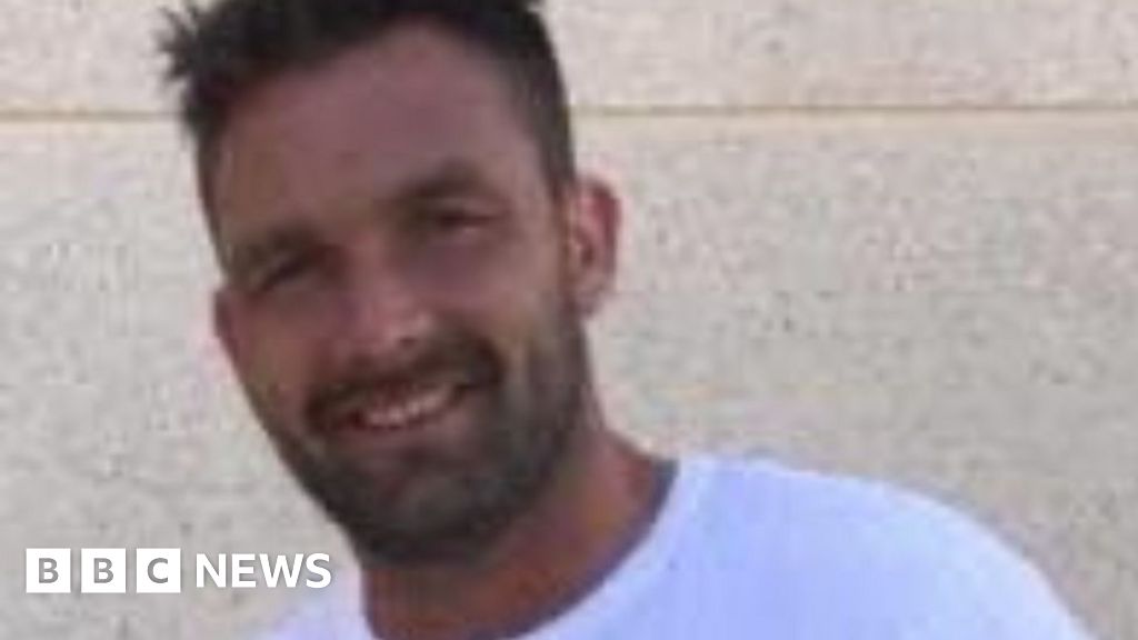 Bawtry crash: Tributes paid to man who died when car hit tree - BBC News