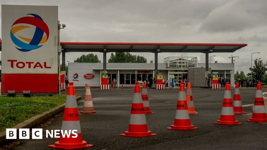 Oil strikes close hundreds of French petrol stations - BBC News