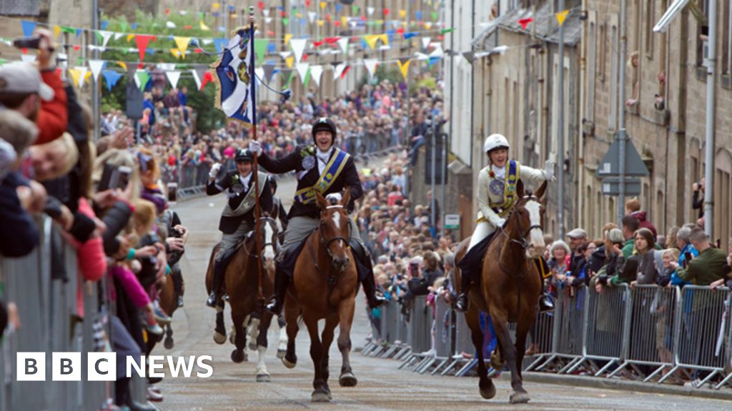 In pictures: Galashiels' Braw Lads Gathering - BBC News