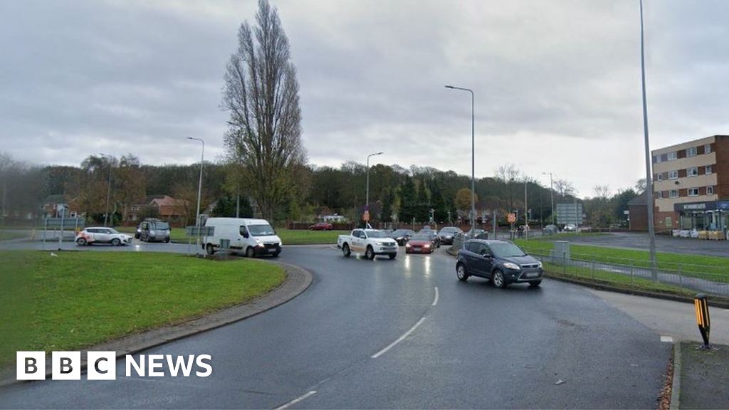 Man dies after car overturns in Scunthorpe roundabout crash - BBC News