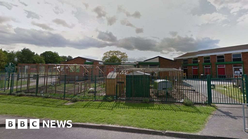 Tipton school criticised for 'pay-to-play' - BBC News