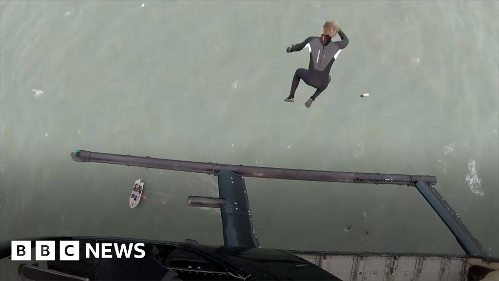 Ex-paratrooper attempts record jump without parachute