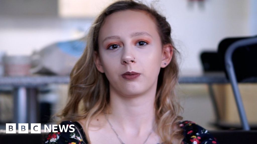 'I collapsed in the street after drink spiking' - BBC News