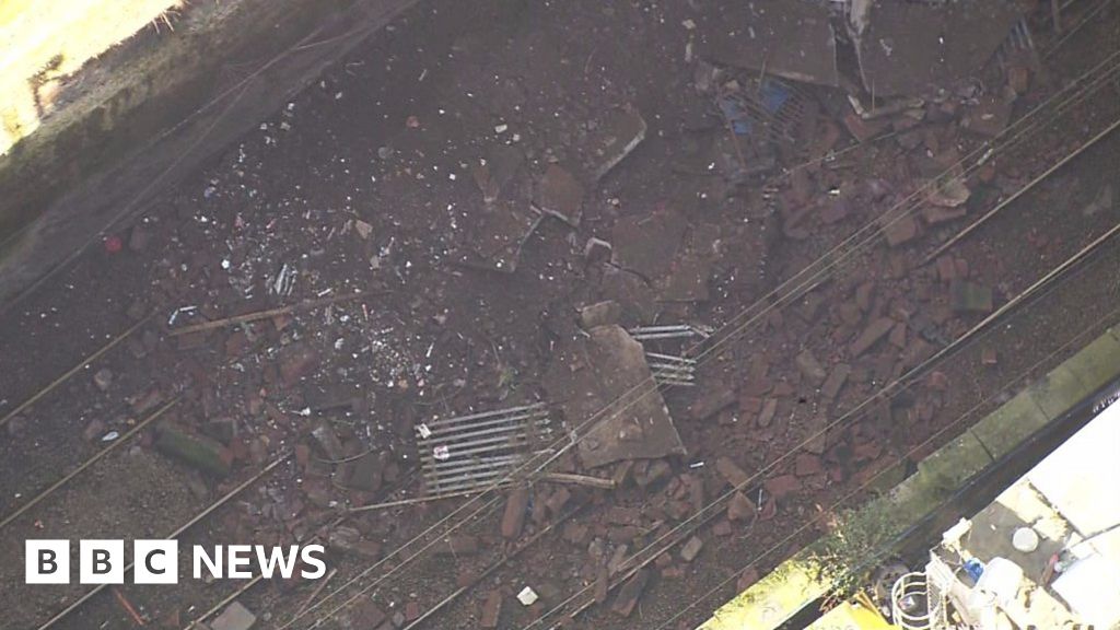 Liverpool Lime Street trains wall collapse halts trains - BBC News