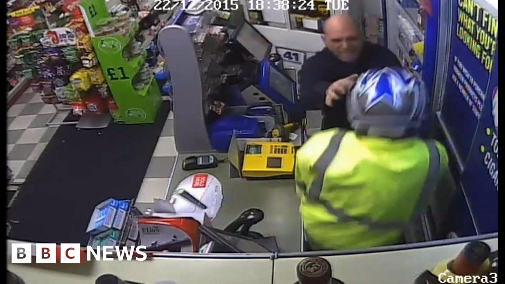 Norwich man praised for tackling armed robber in shop - BBC News
