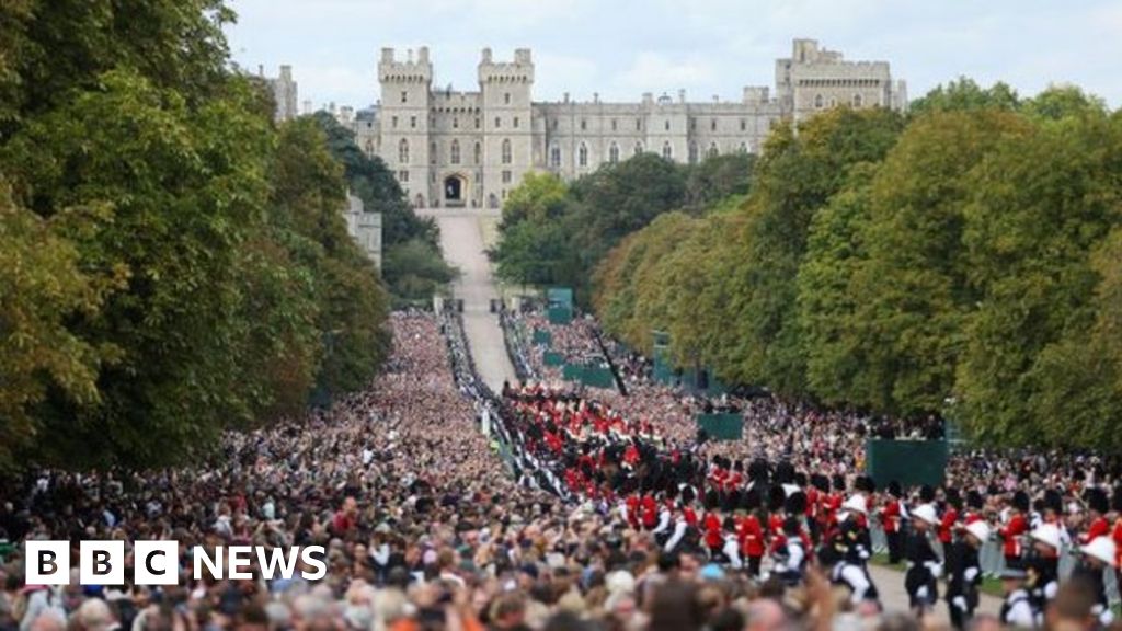 Crowds greet Queen's cortege on Windsor Castle journey