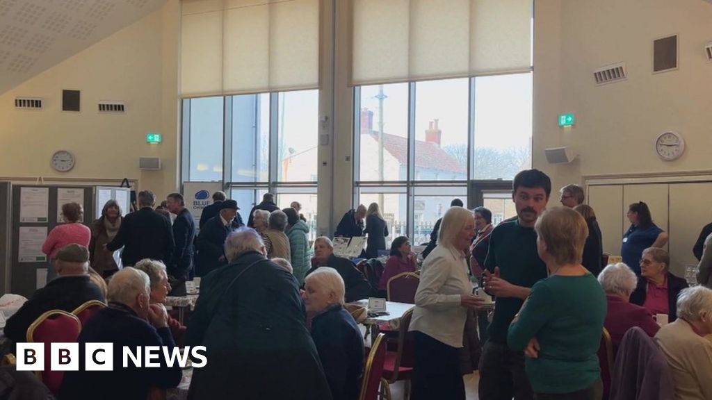 Event raises awareness of native Guernsey language - BBC News