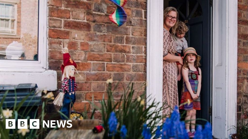 Coronavirus: Photographer captures lockdown life in doorstep portraits - BBC News