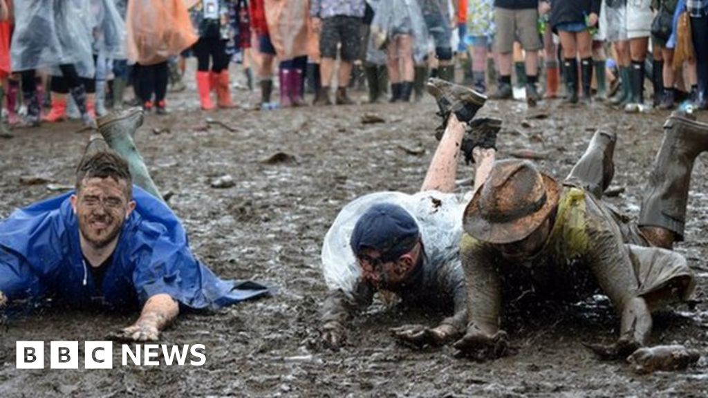 V Festival Staffordshire: Many hurt in mud slips - BBC News
