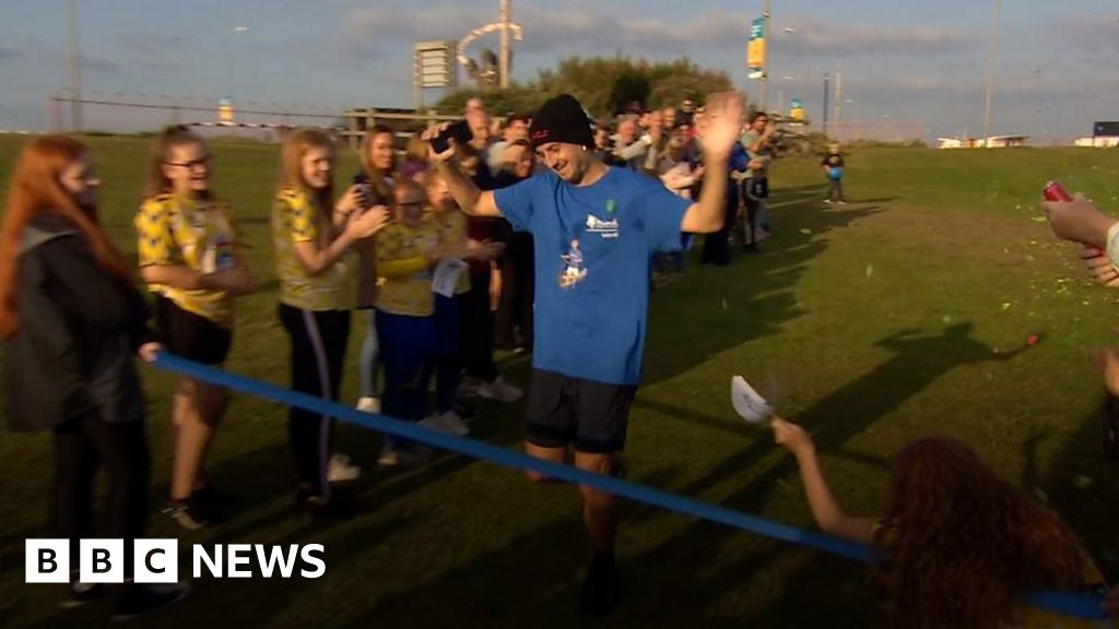 Wirral Mind fundraiser completes year of daily 10km runs - BBC News