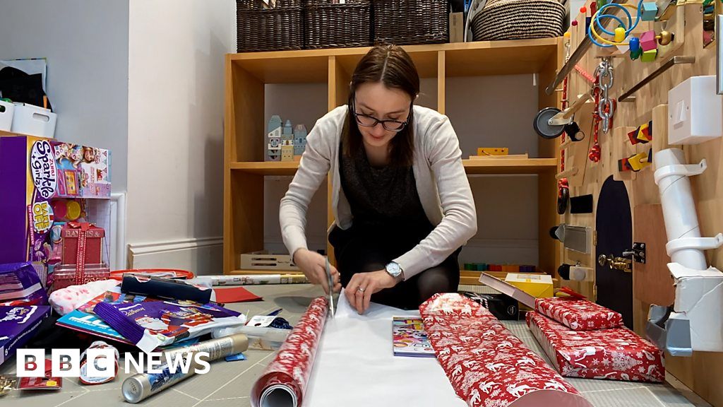 Beverley mums group buying Christmas gifts for children - BBC News
