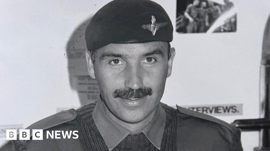 Falklands veteran reflects on campaign 40 years on - BBC News