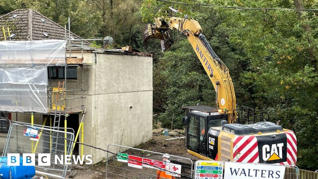 Air pollution: Wales' most polluted street demolition starts - BBC News