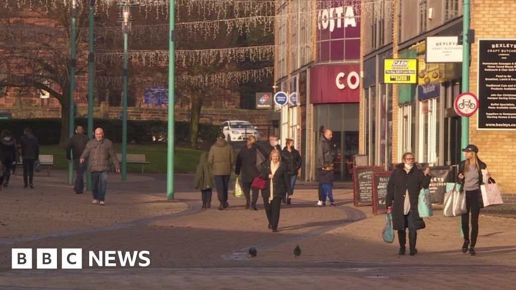 Covid-19: Self-isolation payment rules 'need to be reviewed'