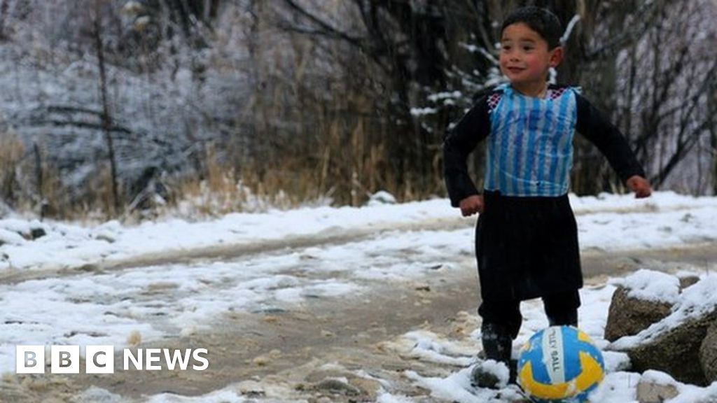 Boy spotted in shirt made from a carrier bag gets a surprise - BBC News