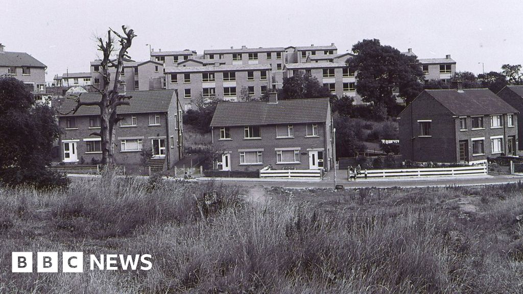 Ballymurphy inquest: Witness was caught in 'hail of bullets' - BBC News