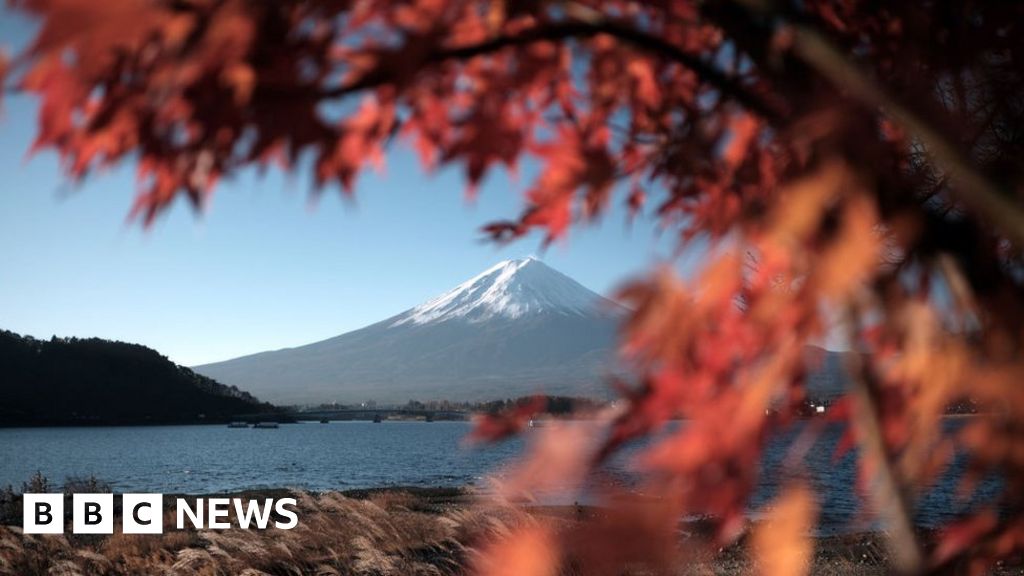Mount Fuji: Charge and number cap on most popular climbing route - BBC News