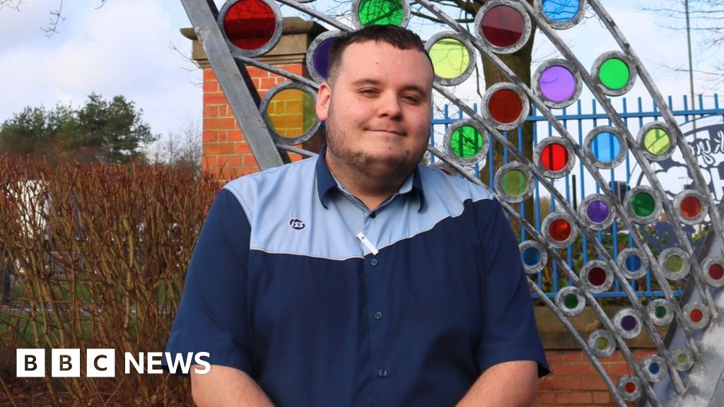 Derby hospital porter recognised for helping to save patient - BBC News