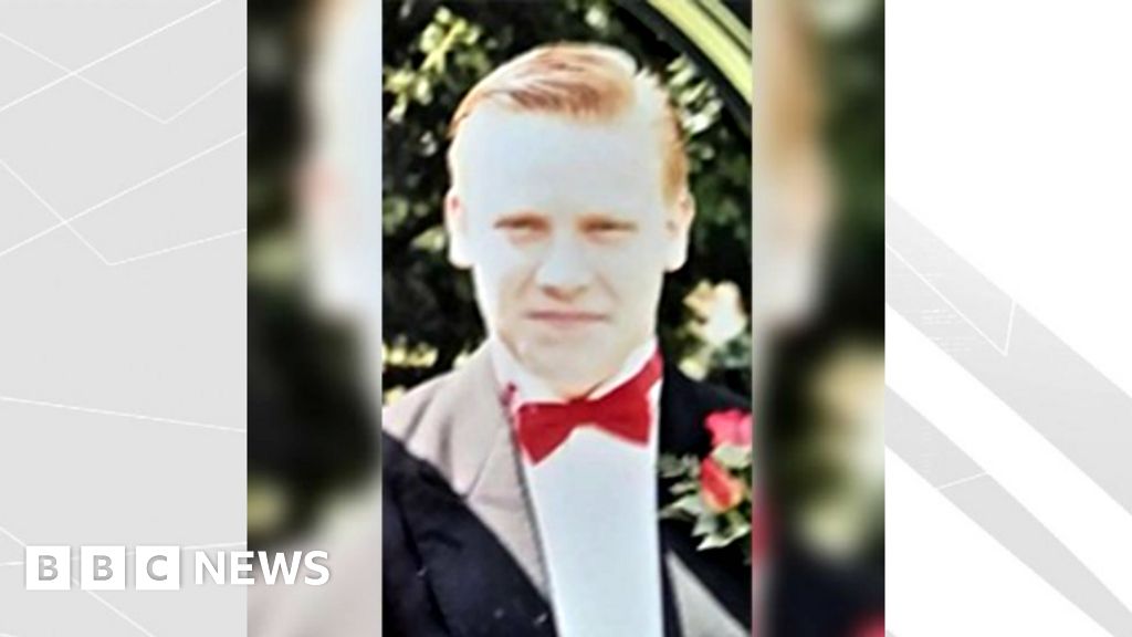 Stabbed Worksop man Lee Moody was 'much loved son' - BBC News