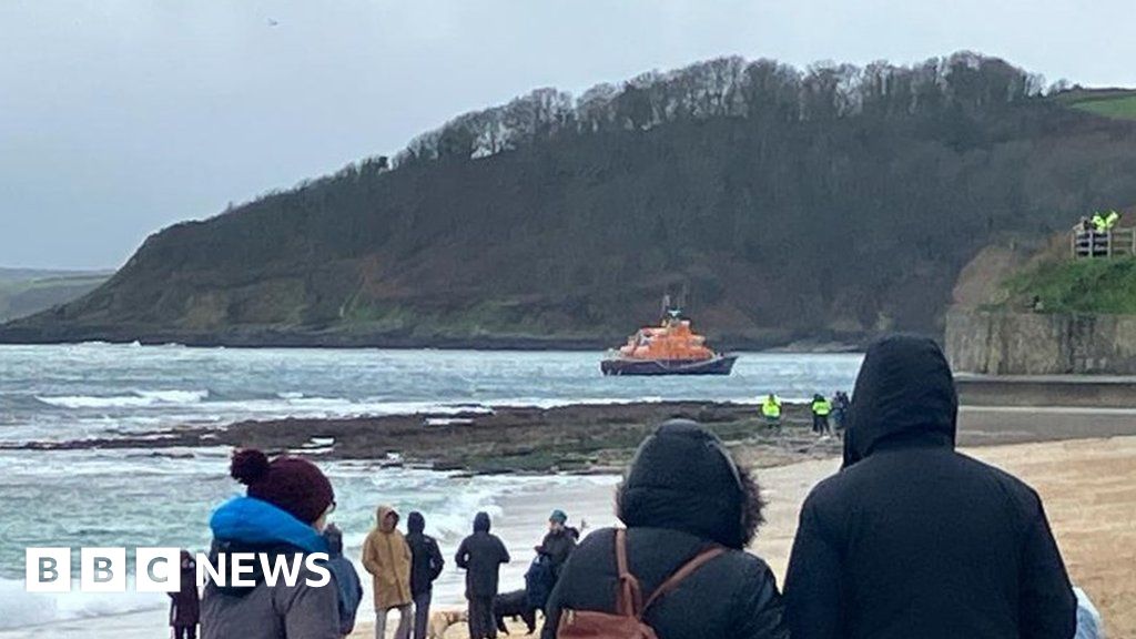 Body found on Cornwall beach on New Year's Day - BBC News