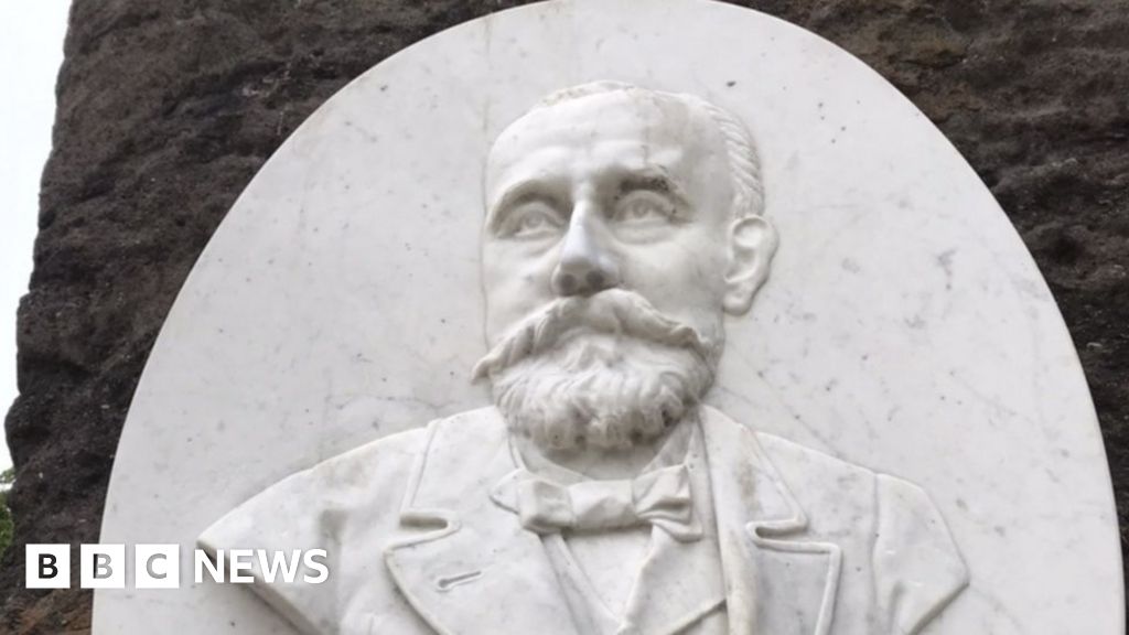 Calls for debate over Hull's Zachariah Pearson plaque - BBC News
