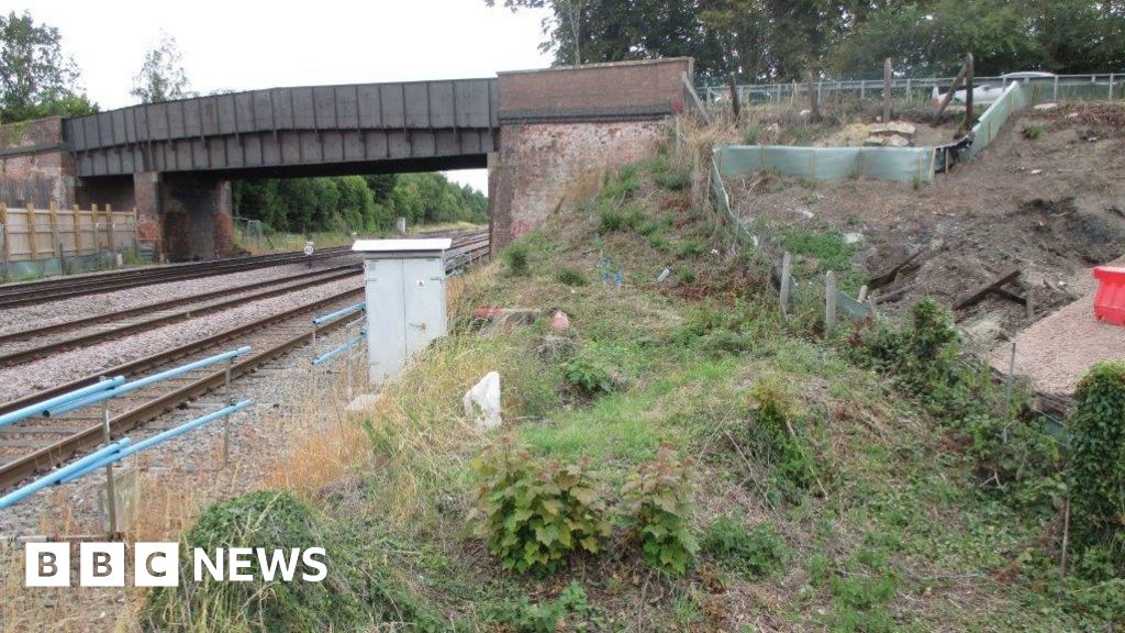 Wantage Road Bridge will close for demolition works - BBC News