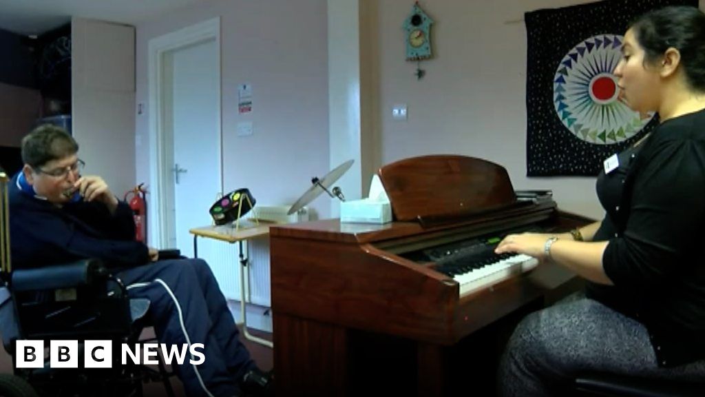 Brain injury charity Headway Thames Valley loses NHS grant - BBC News