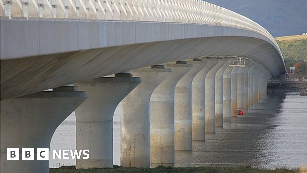 Police name missing bridge fall man as Dean Wood - BBC News