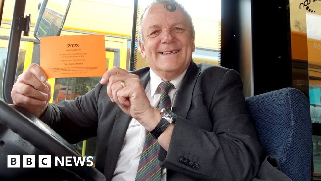 Night owl bus driver invited to Buckingham Palace - BBC News