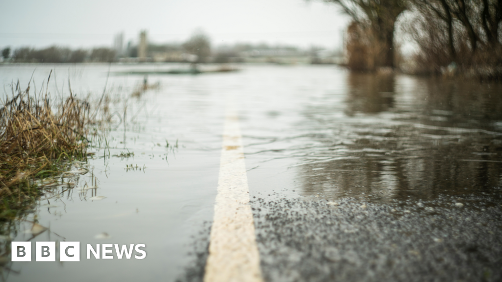 River Severn levels monitored over flood fears - BBC News