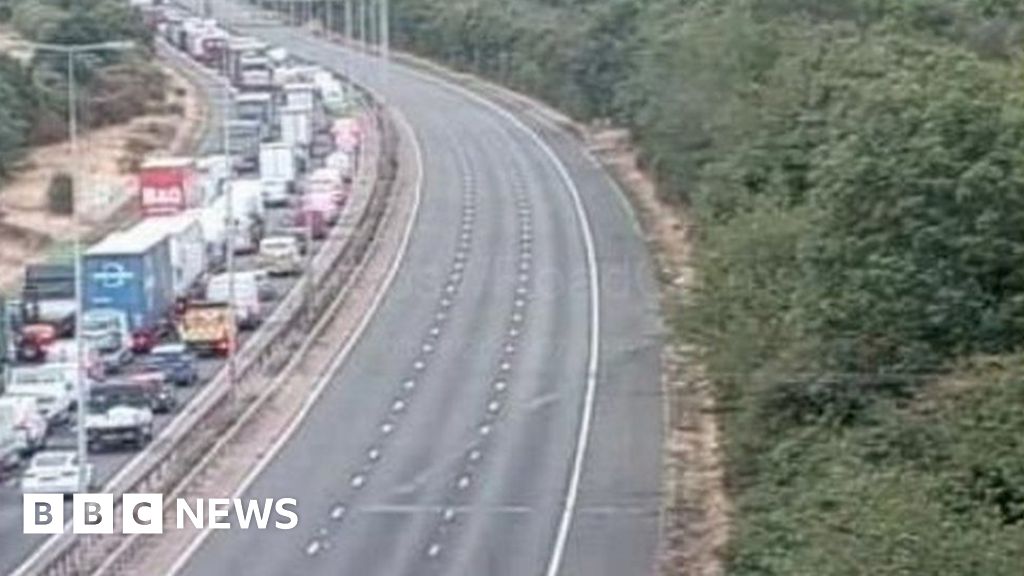 One dead and several hurt in M5 crashes near Worcester - BBC News