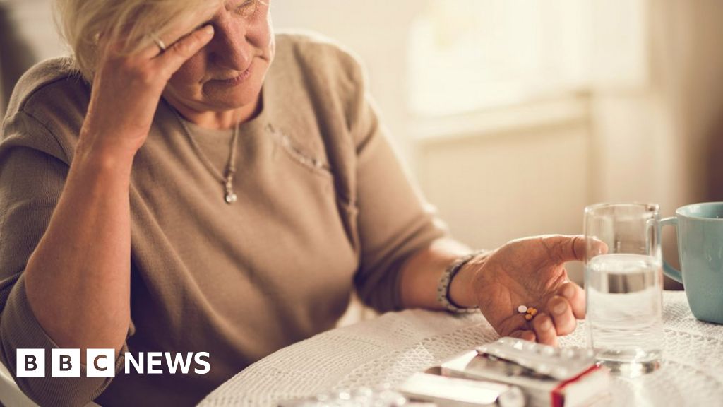'Multiple medicines' side-effect risk for over-65s - BBC News